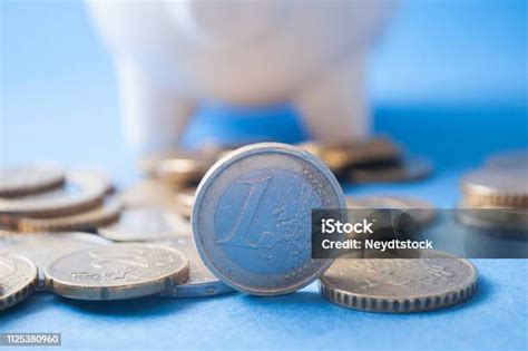 유로 지폐와 동전 주위에 파란색 배경에 흰색 돼지 저금통 0명에 대한 스톡 사진 및 기타 이미지 0명 개념 개념과 주제