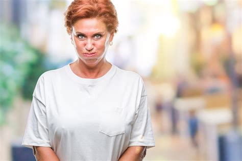 재미 있은 얼굴 뺨 피 격리 된 배경 위에 Atrractive 수석 백인 빨강 머리 여자 입 어 미친 식으로 팽창 가득 찬에 대한 스톡 사진 및 기타 이미지 Istock