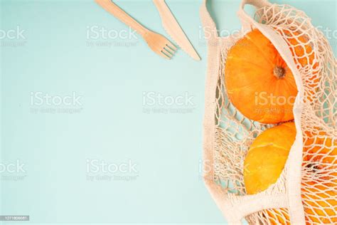 나무 배경에 문자열 쇼핑 가방에 호박 텍스트공간을 복사합니다 할로윈 추수 감사절 또는 계절 가을 배경에 모의 디자인 플랫 레이 상단 보기 제로 폐기물 생태 개념 10월에