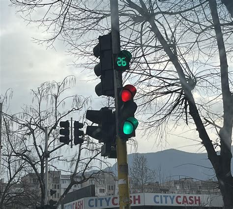 Внимание опасност Светофар свети едновременно в зелено и червено във Враца въпрос на време е