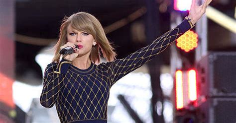 Us Police Officer Caught Lip Syncing To Taylor Swift On Camera