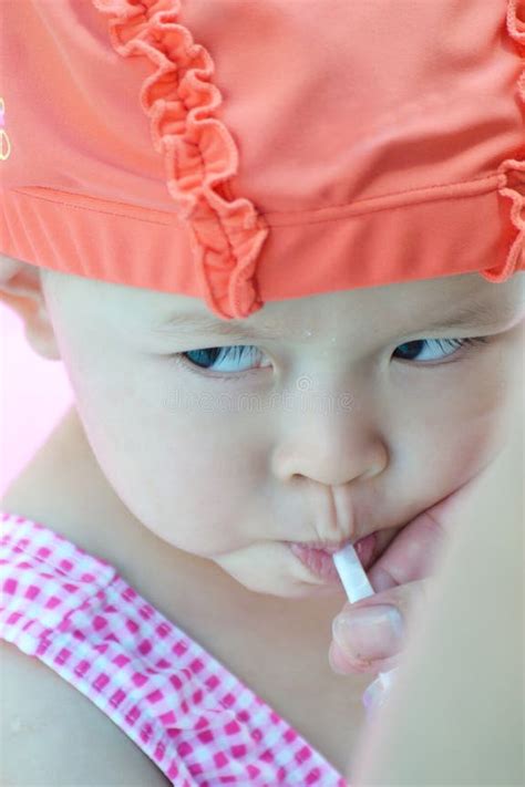 Gullig Flicka Fotografering För Bildbyråer Bild Av Dräkt 24270855