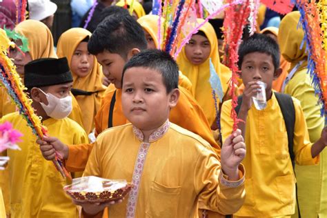 Kembali Digelar Ribuan Peserta Meriahkan Pawai Nasi Adab Kobar