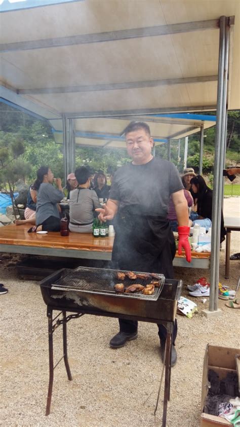 통삼겹 바베큐를 굽고있는 모습