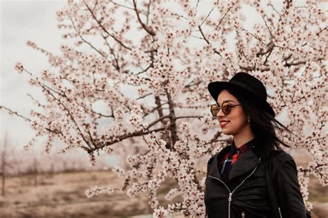 Premium Photo Attractive Brunette Girl