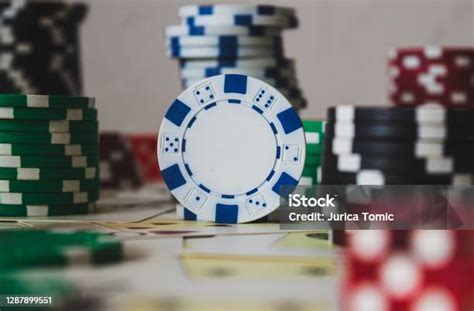 포커 칩 테이블에 카드와 주사위를 재생합니다 도박 개념 0명에 대한 스톡 사진 및 기타 이미지 0명 가능성 개념 Istock