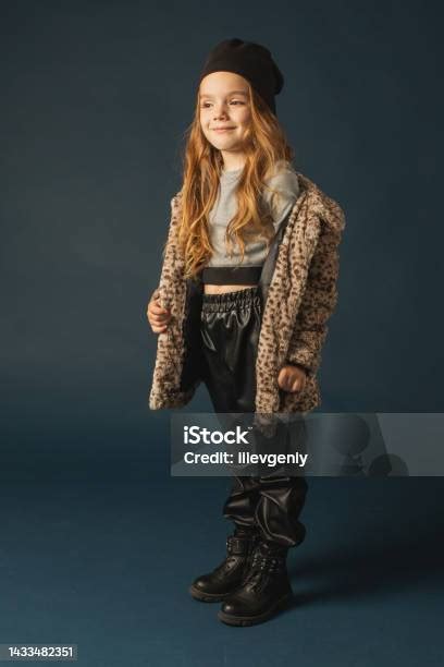 진한 파란색 배경의 스튜디오에서 따뜻한 겨울 옷을 입은 빨간 머리 소녀 모피 코트와 모자에 긴 머리카락을 가진 어린 소녀 초상 겨울에 대한 스톡 사진 및 기타 이미지