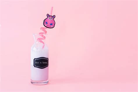 딸기 우유 밀크 덮어 분홍색 바탕에 핑크 하 마 피 펫과 함께 공간을 작성 하는 학교로 다시 항아리에 건강한 생활방식에 대한 스톡 사진 및 기타 이미지 Istock