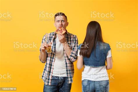 젊은 명랑 커플 팬 여자 사람 축구 팬 들 응원 지원 팀 맥주 병 피자 조각 노란 배경에 고립 된 축구공을 들고 스포츠 가족 레저 라이프 스타일 개념 2018년에 대한 스톡