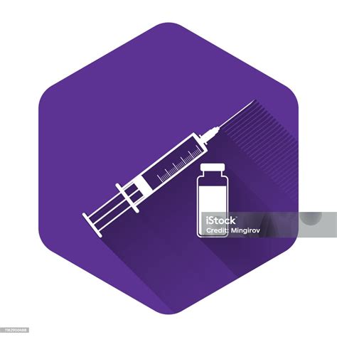 긴 그림자로 분리 된 바늘과 바이알 또는 앰플 아이콘이있는 흰색 의료 주사기 예방 접종 주사 백신 인슐린 개념 보라색 육각 버튼 벡터 일러스트레이션 0명에 대한 스톡 벡터