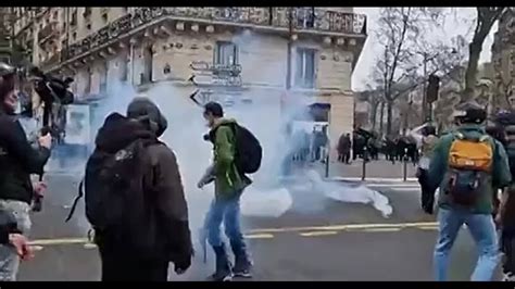 Не успели во Франции стартовать очередные протесты против пенсионной реформы как в недовольных