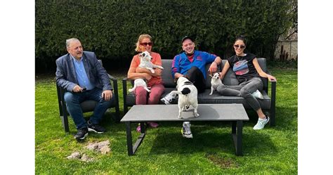 Катето покани журито у тях