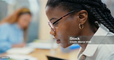 대학 연구 교육 및 프로젝트 논문을 위해 도서관에서 여성과 함께 읽기 공부 및 안경 대학생 장학금 학교 및 학습을위한 사람과의 지식 및 프로필 20 24세에 대한 스톡 사진