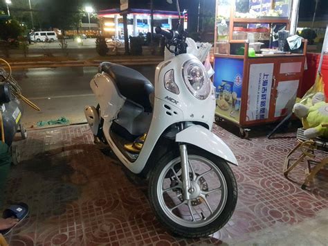 បុរសជនជាតិចិនបេីករថយន្តបុកម៉ូតូបណ្តាលឱ្យរងរបួសធ្ងន់ស្រាល២នាក់រួចបន្តទៅបុករ៉ឺម៉កក្រឡាប់ផ្ងារជេីងម