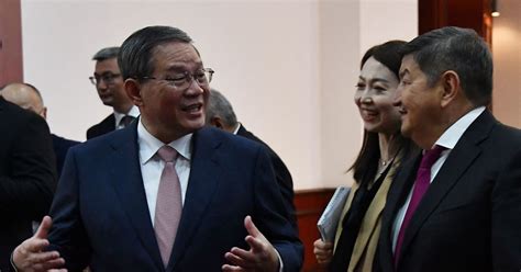 자파로프 키르기스스탄 총리 환영 받는 리창 총리