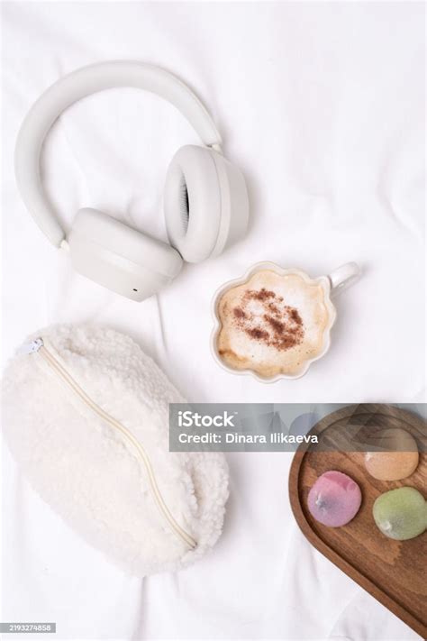 Stilish 헤드폰 따뜻한 커피 나무 쟁반에 놓인 Mouchi 흰색 패브릭 배경에 놓인 플러시 화장품 가방 0명에 대한 스톡 사진 및 기타 이미지 Istock