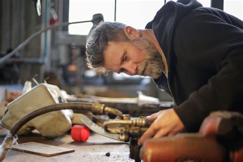실내 고용 고치다 공예 근로자 금속 기계 기기 기사 기술 기술적인 작업 기어 도구 매뉴얼 보수 산업의 서비스 수리 수리공 악기 업무
