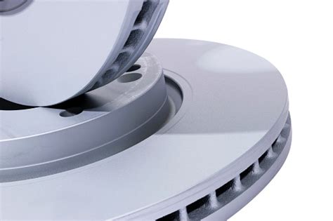 자동차 브레이크 디스크는 흰색 배경에 고립입니다 자동차 부품입니다 브레이크 디스크로 터 흰색 절연 브레이크 디스크입니다 자동차 부품입니다 자동차 적입니다 예비 부품 강철에