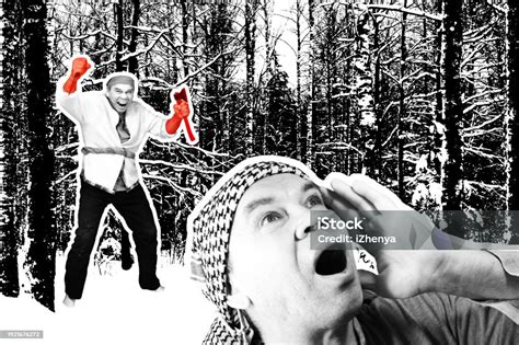 합성 콜라주 우울한 겨울 숲 비명을 지르는 남자가 악몽에서 도망칩니다 무의식적 공포와 잠재의식의 게임 시각화 성년 남자에 대한