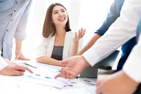 크리에이티브 에이전시 비즈니스 브레인 스톰 미팅 프레젠테이션 제품 출시 프레젠테이션 기획 전략 신사업 개발에 대한 로드맵 논의