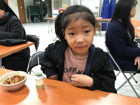 춘천교구 초당성당 어린이미사 후 자모님들이 정성스레 준비한간식을 맛있게 먹는 우리 어린이들~~~귀엽고