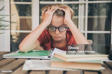 학교 책과 신문야외에 앉아 집에서 숙제를하고 피곤 한 학생 무거운 연구로 인해 지친 소년 긴 작업 후 카피 북에 잠들어 아이 청소년 교육 및 피로 개념 걱정하는에 대한 스톡