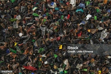 파쇄 된 플라스틱 조각은 재활용을 준비합니다 재생용 원료 케이블 재료 폐기물 처리장에서 쓰레기를 분류합니다 쓰레기 저장 공장에 스크랩 병 더미 환경 개념 0명에 대한 스톡