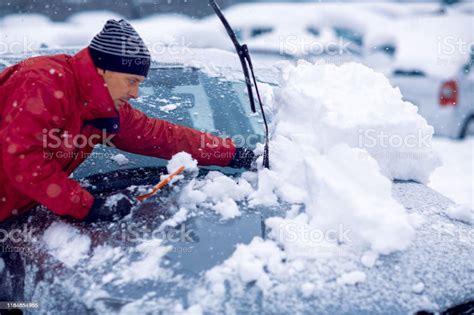 자동차의 바퀴에 스노우 체인 겨울 날 여행을 위해 차를 준비하는 남자 겨울에 대한 스톡 사진 및 기타 이미지 겨울 계절 교통 Istock