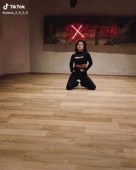 Девушка в зеркале Фотографии танцев Танцевальная студия Фотографии