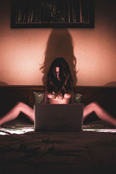 Foto De Shes On The Computer