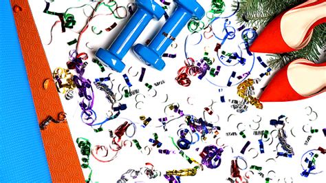 매트 아령 패션 빨간 신발과 크리스마스 색종이 장식 플랫 누워 활동적인 사람 필라테스 요가 여성 세트 운동을위한 최고의 크리스마스 선물 개념에 대한 스톡 사진 및 기타