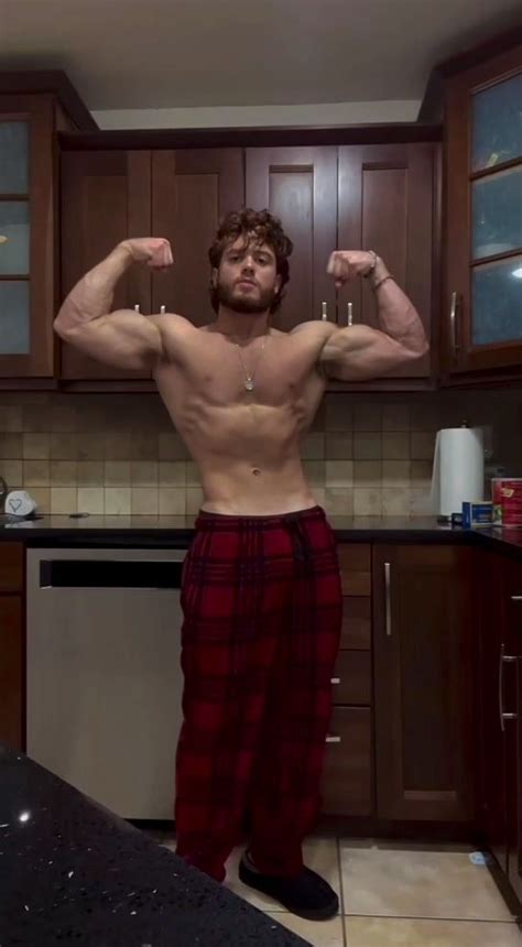 Muscle Jock Showing Off His Body ThisVid