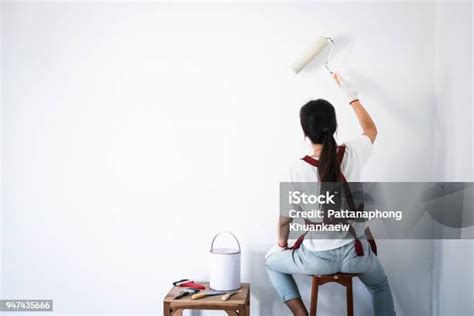 인테리어 작업 페인트 롤러 룸 모양 및 구조에 흰 장갑 그림 벽에 화가 손 사다리에 대한 스톡 사진 및 기타 이미지 사다리