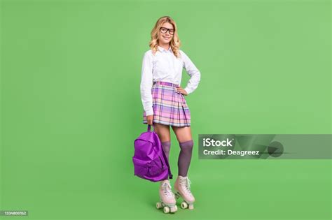녹색 색상 배경을 통해 고립 된 쿼드 가을을 타고 매력적인 쾌활한 소녀의 전체 길이 몸 크기 보기 롤러 스케이팅에 대한 스톡 사진 및 기타 이미지 Istock