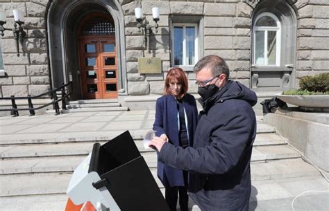 Показаха машините за гласуване пред сградата на парламента Информационна агенция ПИК