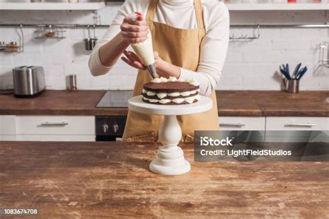 자른 크림 Whoopie 파이 케이크를 장식 하는 앞치마에서 여자의 미식가에 대한 스톡 사진 및 기타 이미지 미식가 바로