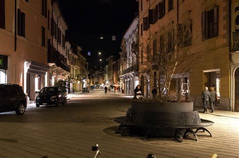 Cremona Sera Corso Garibaldi Altre Due Chiusure E Sono Saracinesche Abbassate E La Scarsa