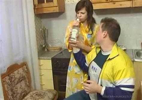 Что бы папа не бухал сделала ему минет на кухне [Папа и дочь]