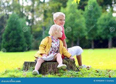Fratello E Sorella Che Giocano Nel Parco Di Autunno Fotografia Stock