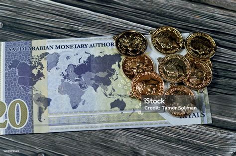 20 Sar 20 사우디 아라비아 리얄 지폐 통화 지폐 화폐 주권 영국 금화 모양 금괴 동전 모양 조지 보석 또는 보석 사우디