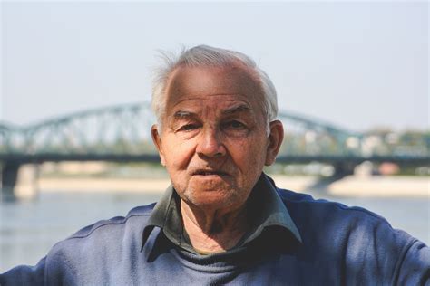 무료 이미지 남자 사람들 늙은 남성 초상화 푸른 표정 미소 고령자 할아버지 나이 연장자 노인 연금