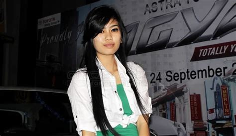 Pesona Para Gadis Cantik Saat Peluncuran Mobil Murah Toyota Photo Otosia Com