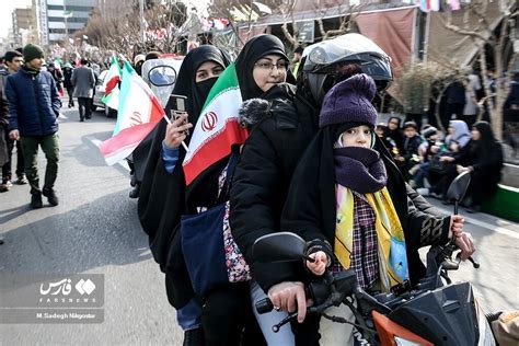 تصویر جالب خانواده ۴ نفره ای که ترک موتور به راهپیمایی آمدند همشهری