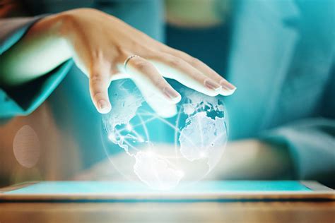 클로즈업 손과 여자는 지구본 홀로그램 및 미래 지향적인 통신 네트워크 및 국제 혁신을 가지고 있습니다 줌 여성 및 태블릿 20 24세에 대한 스톡 사진 및 기타 이미지