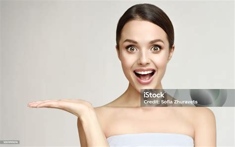 화려한 젊은 웃는 여자의 초상화입니다 과 대 광고입니다 미소에 대한 스톡 사진 및 기타 이미지 미소 여자 한 명의 여자만 Istock