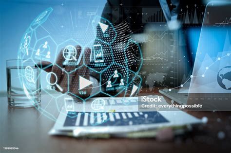 비즈니스 맨은 디지털 계층 비즈니스 전략으로 랩톱 컴퓨터에서 작업합니다 Brand Name Smart Phone에 대한 스톡 사진 및 기타 이미지 Brand Name