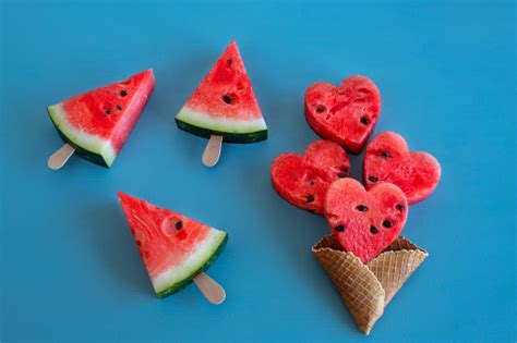 신선한 과일과 함께 테이블에 아이스크림 콘의 다양한 투티 프루티 과일에 대한 스톡 사진 및 기타 이미지 과일 다중 색상 사진 이미지 Istock