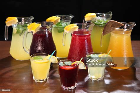 레모네이드와 크 바스 홈 준비입니다 용기와 실내 테이블에 민트와 레몬에서 레모네이드 갈증을 해소 하 고 상쾌한 음료입니다 0명에