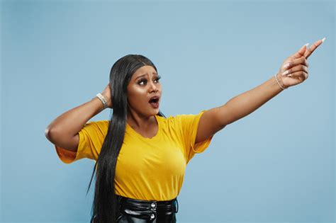 파란 배경에 아프리카계 미국인 젊은 여성의 반 길이 초상화 개념에 대한 스톡 사진 및 기타 이미지 개념 광고 귀여운 Istock