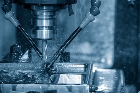 오일 냉각수 방법으로 금형 부품을 절단하는 Cnc 밀링 기계 0명에 대한 스톡 사진 및 기타 이미지 0명 Cnc 장치 Cutting Fluid Istock